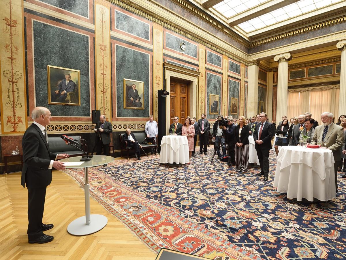 Frank Berman delivers final report as Chairman of General Settlement ...